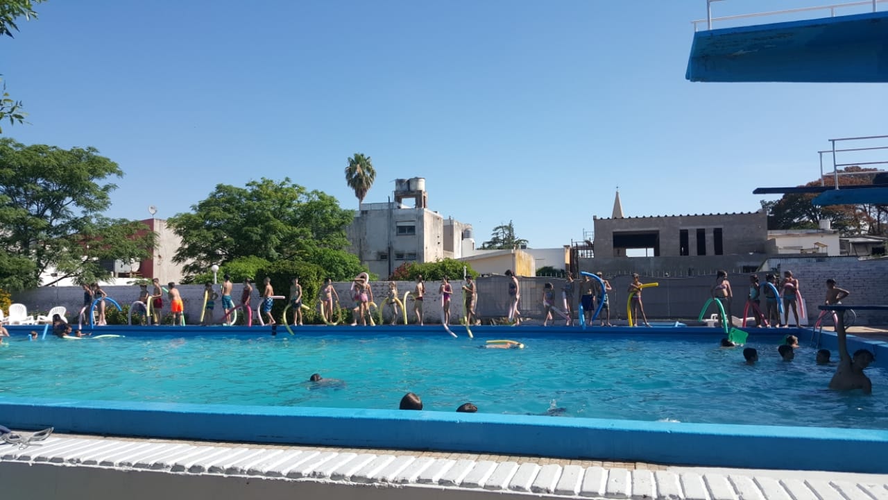 Divertite y ejercitá haciendo Aquagym en la pileta del Club Atlético ...